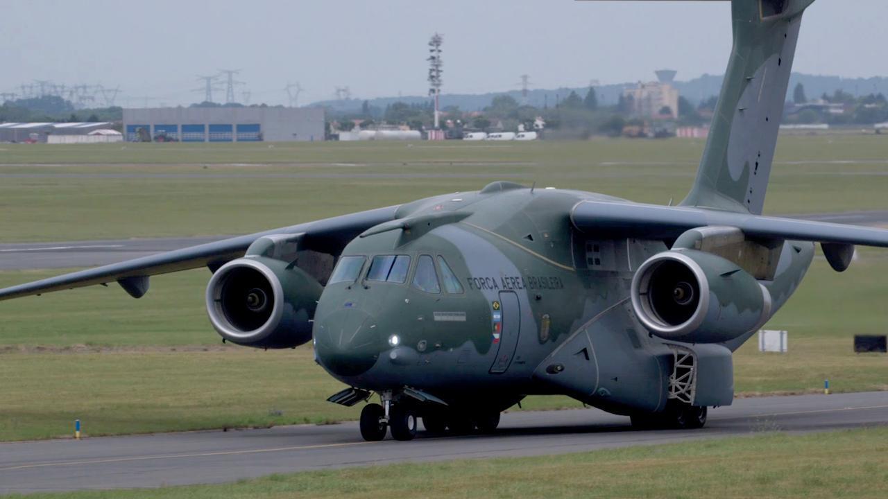 Embraer’s KC-390 Military Transport Jet Makes Paris Debut, Nears ...